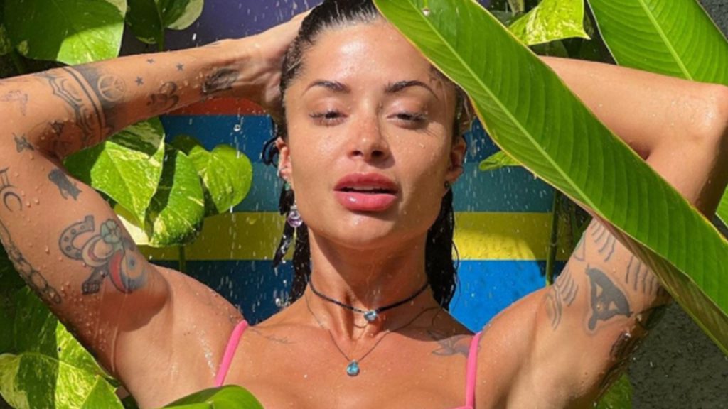 Aline Campos Exibe Corpo Definido Em Passeio De Lancha
